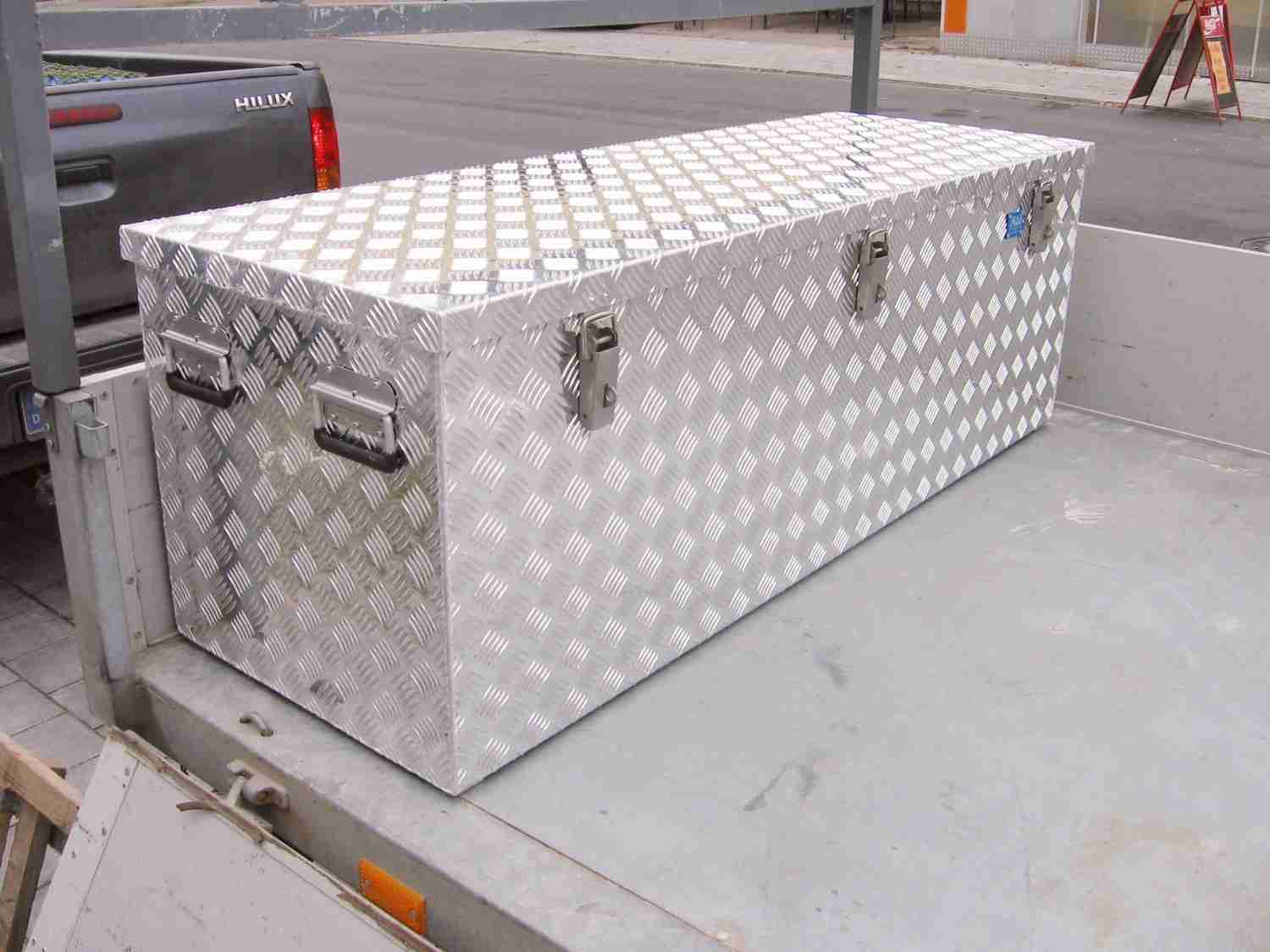 Rostfrei und robust - Aluminium-Transportkisten aus Riffelblech von ...